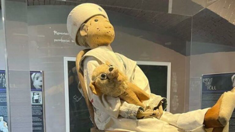 Robert The Doll, Here Is A Tale Behind The World's Most Haunted Doll